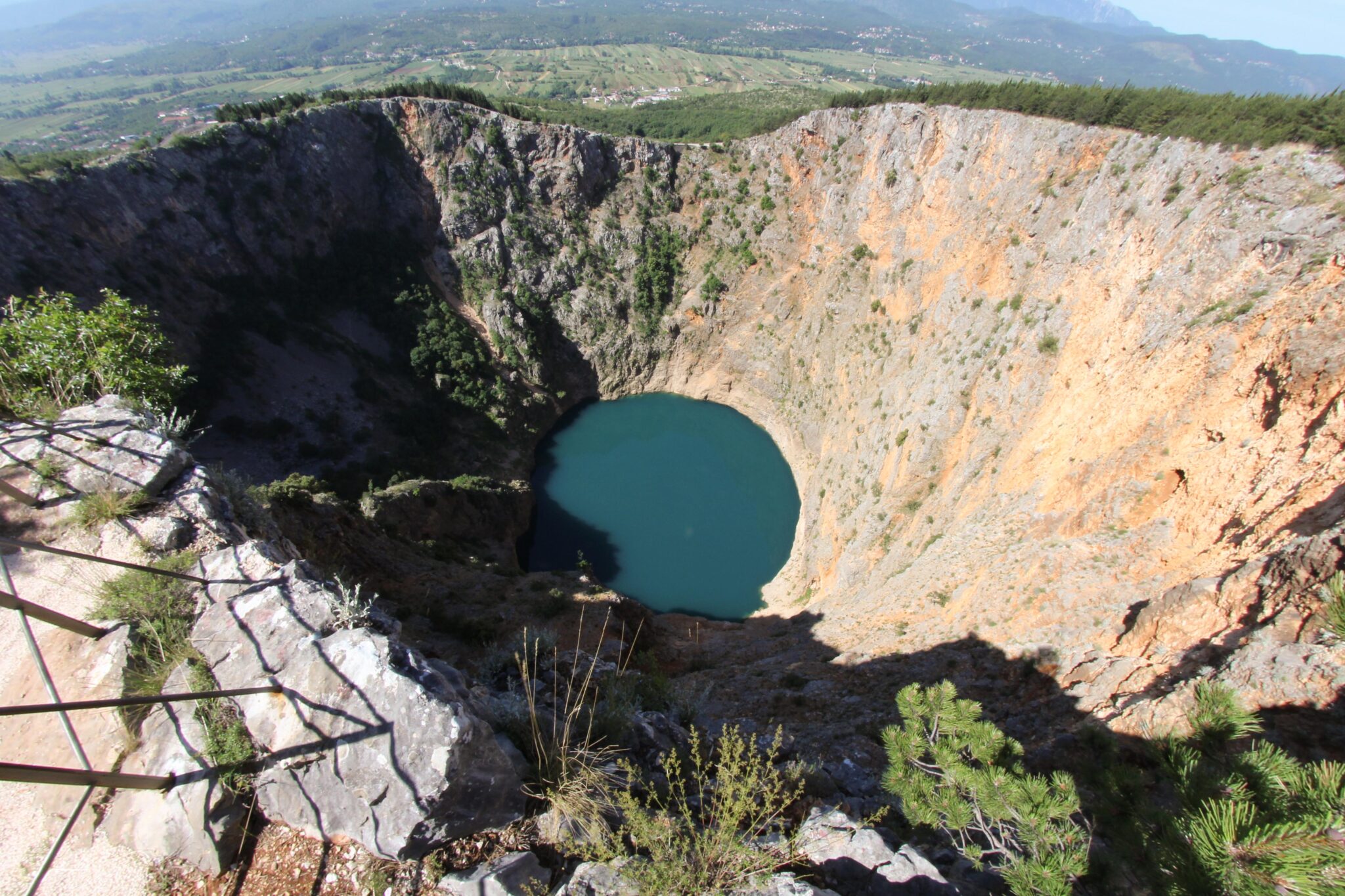 Crveno jezero - vodena jama prepuna legendi i misterija